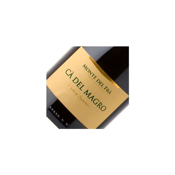 海抜１００〜１５０mクストーザの美しい丘に位置するカ デル マーグロは面積7ヘクタール、樹齢平均４０年以上の古い畑で、氷堆積土壌ベース、つまり石灰、粘土、砂利や砂の多い土壌が特徴。緑色の輝きを帯びた麦わら色がかった黄色。ほのかなヴァニラを伴...