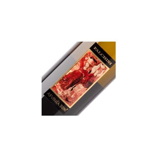 黄金色がかった濃い麦わら色。ヴェルナッチャならではの繊細で強い香りは、樽からくるヴァニラ香や熟した果実、スパイスの香りを思わせる。辛口でふくよかなボディ、口当たり良く持続性のある余韻。シャルドネはワインに華やかなブーケと丸みを与えてくれる。...