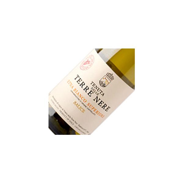 コントラーダ ”サーリチェ”。海抜750ｍ。火山性土壌。砂が多く浅めの非常に痩せた土壌。淡い麦わらイエロー色。フローラルでミネラルを伴う複雑な香り。菩提樹の花を連想させる。濃厚かつフレッシュで風味豊かな、リッチな味わい。シトラス系のフレッシ...