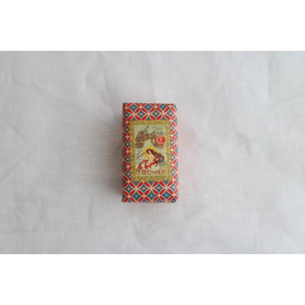 爽やかな潮風を感じる香りです。フルール・ド・セルの香りにベルガモット、サンダルウッド、ベチバーをブレンドしています。パッケージには、波から起き上がる神秘的な女神のアールヌーボー画が描かれています。※エモリエント成分トップノート：フルーティ、...