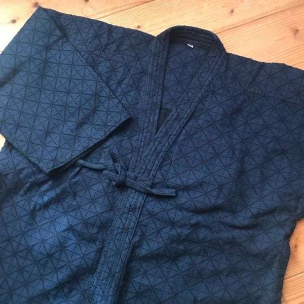 1、色落ちがほとんどない(堅牢度が高く、長く色合いを維持します)2、その分、洗濯が容易です。他の衣類に色移りの心配がないので、神経質にならずに取り扱えます。3、色合い、風合いが良いので、高段者の先生が来ても全く違和感がありません(当店の納品...