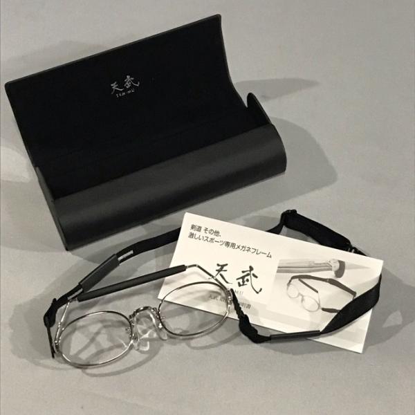 剣道のメガネが稽古中に歪んでしまう原因は、メガネと内輪の干渉です。つまりメガネの幅が内輪の幅より小さければ激しい稽古をしてもメガネはズレないのです。当店で扱う大人用メガネAM-S2は、とても良い商品なのですが、残念ながら子供用の面には合いま...