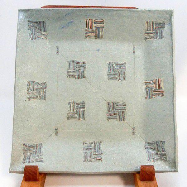 市松文（いちまつもん）は、格子模様の一種で、二色の正方形（または長方形）を交互に配したチェック柄の模様です。象嵌（ぞうがん）は、そこに器体と色のちがう土を埋めこむ技法です。象嵌による文様は、筆描きよりも輪郭がはっきりしていることや、硬くしっ...