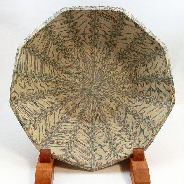 格式高い九角の型に成形された珍しい形で、内側と外側には弧帯文（こたいもん）が丁寧に練り込まています。弧帯文は、円弧と直線の複雑な組み合わせによる我が国独自に作られた独特の文様で、純粋に造形的に見て美しさを感じます。練込（ねりこみ）は陶芸の装...