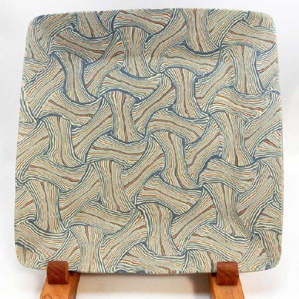 網代文は、日本の伝統文様であり、竹や葦、檜皮などの樹皮を薄く剥いだものを縦横または斜めに編んだときに現れる模様をいいます。練込（ねりこみ）は陶芸の装飾技法の一種で、カラフルな顔料によって着色された粘土を焼き上げた様々な模様を持った陶磁器です...