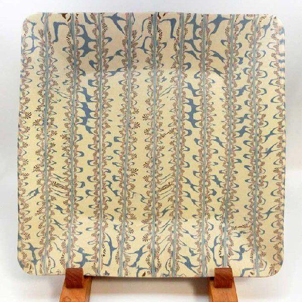 弧帯文は、円弧と直線の複雑な組み合わせによる我が国独自に作られた独特の文様で、純粋に造形的に見て美しさを感じます。練込（ねりこみ）は陶芸の装飾技法の一種で、カラフルな顔料によって着色された粘土を焼き上げた様々な模様を持った陶磁器です。最初に...