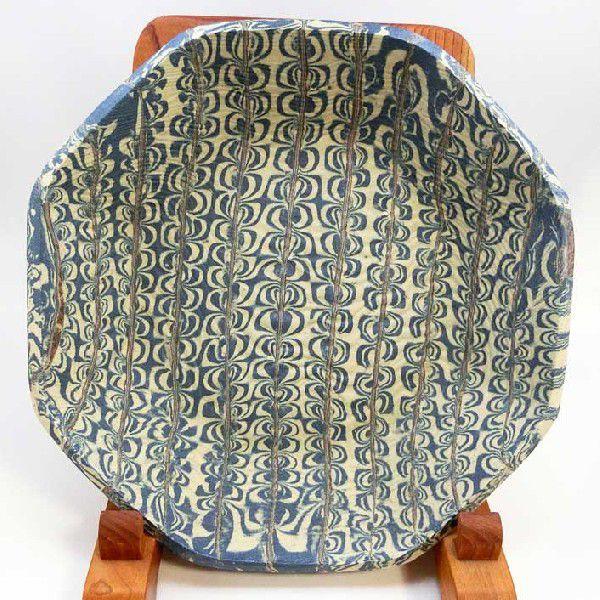 2003年　第37回女流陶芸展入選作品格式高い八角の型に成形された形で、内側と外側には弧帯紋（こたいもん）が丁寧に練り込まています。弧帯紋は、円弧と直線の複雑な組み合わせによる我が国独自に作られた独特の文様で、純粋に造形的に見て美しさを感じ...