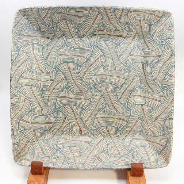 網代文は、日本の伝統文様であり、竹や葦、檜皮などの樹皮を薄く剥いだものを縦横または斜めに編んだときに現れる模様をいいます。練込（ねりこみ）は陶芸の装飾技法の一種で、カラフルな顔料によって着色された粘土を焼き上げた様々な模様を持った陶磁器です...