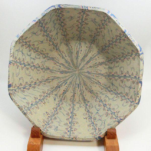 2000年　第34回　女流陶芸展入選作品。格式高い八角の型に成形された形で、内側と外側には弧帯文（こたいもん）が丁寧に練り込まています。弧帯文は、円弧と直線の複雑な組み合わせによる我が国独自に作られた独特の文様で、純粋に造形的に見て美しさを...