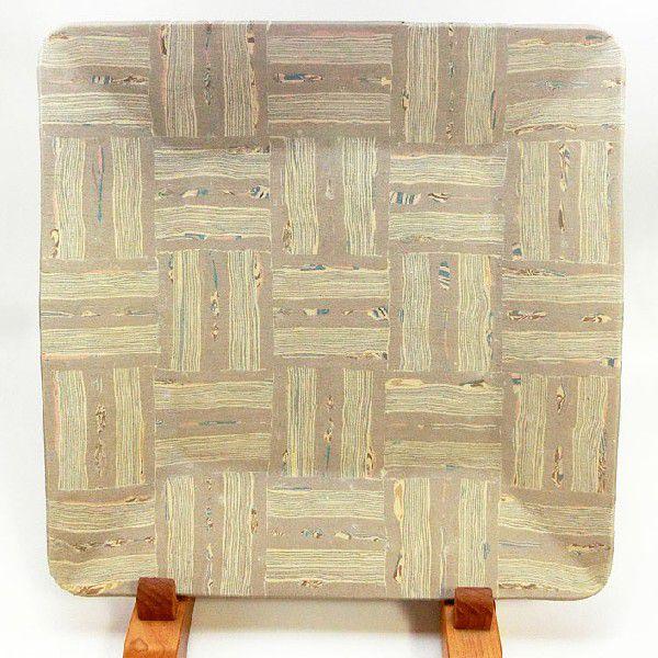 1988年　第32回　女流陶芸展　毎日新聞社賞受賞作品。市松文（いちまつもん）は、格子模様の一種で、二色の正方形（または長方形）を交互に配したチェック柄の模様です。練込（ねりこみ）は陶芸の装飾技法の一種で、カラフルな顔料によって着色された粘...