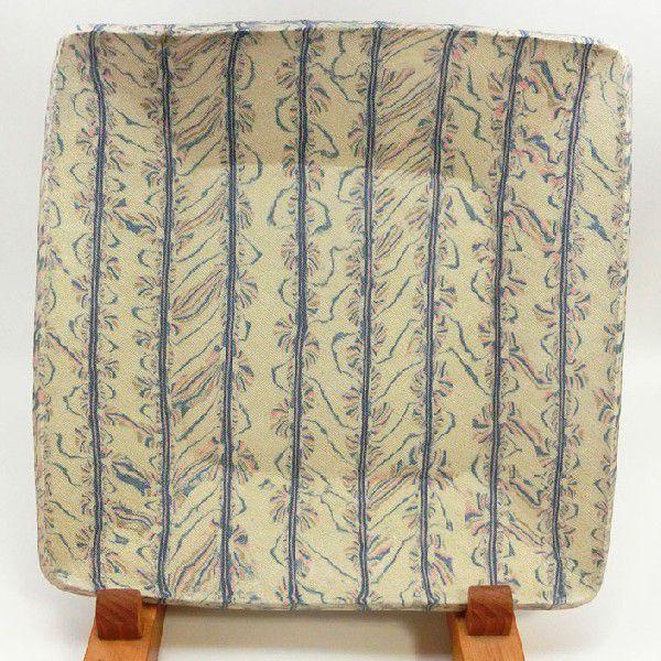 弧帯文（こたいもん）は、円弧と直線の複雑な組み合わせによる我が国独自に作られた独特の文様で、純粋に造形的に見て美しさを感じます。練込（ねりこみ）は陶芸の装飾技法の一種で、カラフルな顔料によって着色された粘土を焼き上げた様々な模様を持った陶磁...