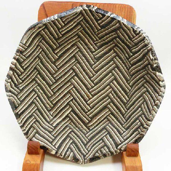 格式高い八角の型に成形された形で、内側と外側には桧垣文（ひがきもん）が丁寧に練り込まています。桧垣文は、桧（ひのき）の薄板を網代に組んで作る垣を紋様化したもので、籠（かご）の目のように、斜めに編んだ垣根のような形をしています。練込（ねりこみ...