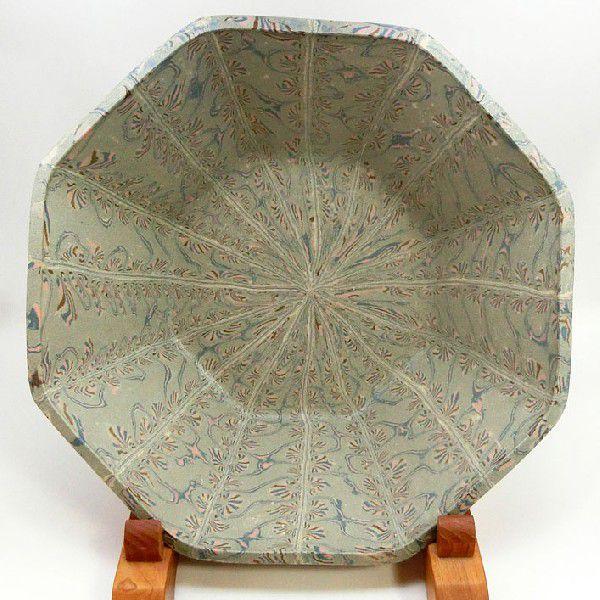 格式高い八角の型に成形された形で、内側と外側には弧帯文（こたいもん）が丁寧に練り込まています。弧帯文は、円弧と直線の複雑な組み合わせによる我が国独自に作られた独特の文様で、純粋に造形的に見て美しさを感じます。練込（ねりこみ）は陶芸の装飾技法...