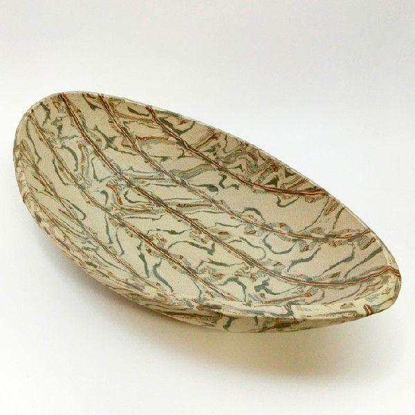 格式高い舟型の型に成形された形で、内側と外側には弧帯紋（こたいもん）が丁寧に練り込まています。弧帯紋は、円弧と直線の複雑な組み合わせによる我が国独自に作られた独特の文様で、純粋に造形的に見て美しさを感じます。練込（ねりこみ）は陶芸の装飾技法...