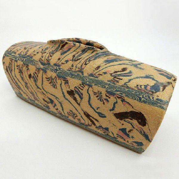 格式高い横型の型に成形された形で、内側と外側には弧帯文（こたいもん）が丁寧に練り込まています。弧帯紋は、円弧と直線の複雑な組み合わせによる我が国独自に作られた独特の文様で、純粋に造形的に見て美しさを感じます。練込（ねりこみ）は陶芸の装飾技法...