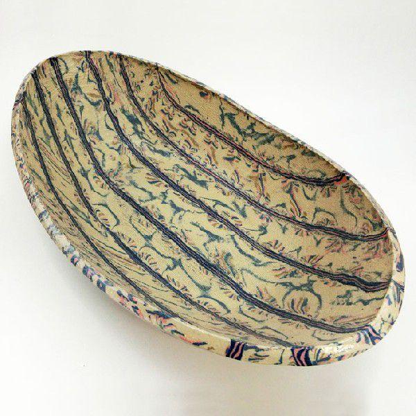 2002年　第36回　女流陶芸展入選作品。格式高い舟型の型に成形された形で、内側と外側には弧帯紋（こたいもん）が丁寧に練り込まています。弧帯紋は、円弧と直線の複雑な組み合わせによる我が国独自に作られた独特の文様で、純粋に造形的に見て美しさを...