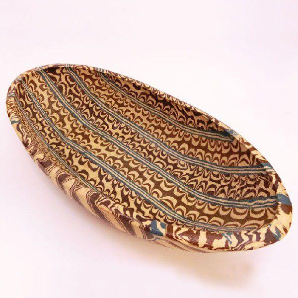 1997年　第52回　新匠工芸展入選作品。格式高い舟型の型に成形された形で、内側と外側には弧帯紋（こたいもん）が丁寧に練り込まています。弧帯文は、円弧と直線の複雑な組み合わせによる我が国独自に作られた独特の文様で、純粋に造形的に見て美しさを...