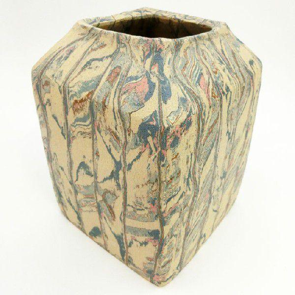 内側と外側には弧帯紋文（こたいもん）が丁寧に練り込まています。弧帯紋は、円弧と直線の複雑な組み合わせによる我が国独自に作られた独特の文様で、純粋に造形的に見て美しさを感じます。練込（ねりこみ）は陶芸の装飾技法の一種で、カラフルな顔料によって...