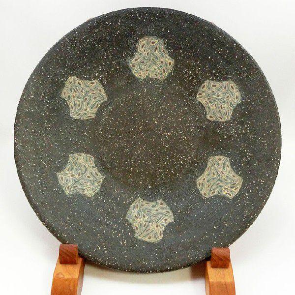 御影土には土の中にいろんな成分が含まれており、本焼きするとその成分が浮き出てきてきます。特に黒御影土は、黒土荒目で石粒が多めの土で、釉薬（しょうやく）をつけない素肌の感触にも地味な味わいがあり、おもしろい表情を見せます。象嵌（ぞうがん）は、...