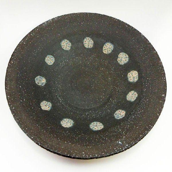 2000年　第29回日本伝統工芸近畿展入選作品御影土には土の中にいろんな成分が含まれており、本焼きするとその成分が浮き出てきます。特に黒御影土は、黒土荒目で石粒が多めの土で、釉薬（しょうやく）をつけない素肌の感触にも地味な味わいがあり、おも...