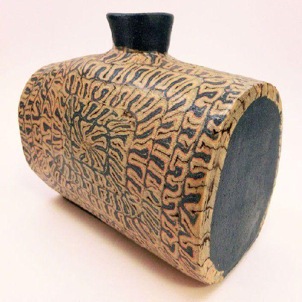 折りたたみ型文は、幾重にも色土を重ねさらに薄くし、細いパイプを何本も使い折れ線状にたたみ模様を作っていきます。練込（ねりこみ）は陶芸の装飾技法の一種で、カラフルな顔料によって着色された粘土を焼き上げた様々な模様を持った陶磁器です。最初に一色...