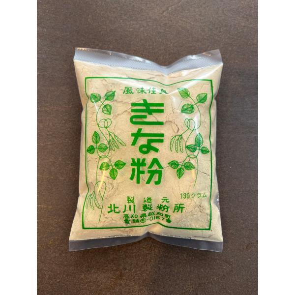 内容量：130ｇ*8袋　原材料：大豆（国産）賞味期間：製造日より約4か月(なるべく製造日より日が浅い商品をお届けいたします）越知町商店街にある大正15年創業の北川製粉所は、薪を使って釜で煎る、昔ながらの「釜煎り製法」できな粉を作っている 今...
