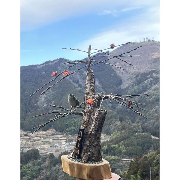 サイズ：横(幅)50cm*高さ約55cm*奥行き約45cm(枝含む）材質：越知町産天然木（杉、梅の樹皮他）、鋼、紙粘土、テグス※手作りならではの味が出た作品となっています。　ひび割れ等の入った個所も一部ございますが、それらの点も含めご検討い...