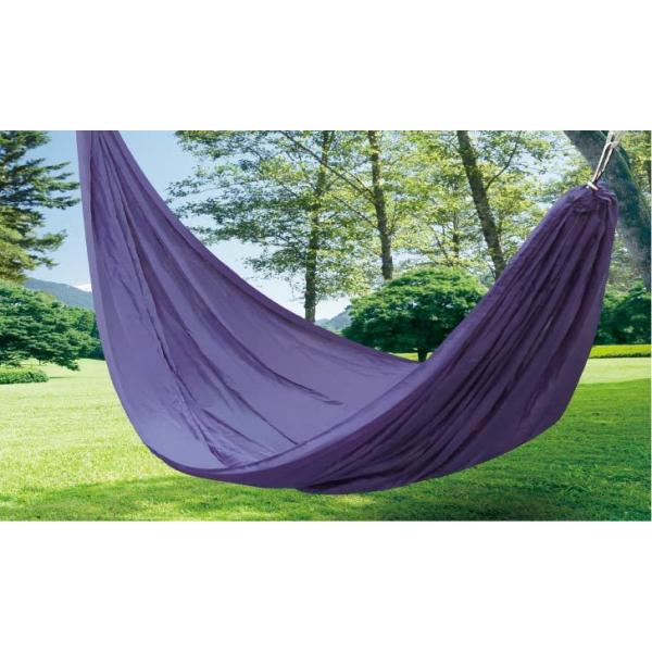 ゆらゆらとゆったり座ったり、寝たりできるゆったりサイズサイズのハンモックです。シーンに合わせて自在にご使用できます。ハンモックと収納袋が一体型でコンパクトに収納可能。設営用ロープ付属で簡単に設置できます。サイズ約W120×H240cm（生地...