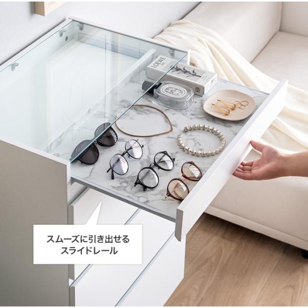 アクセサリーも洋服もまとめて収納できるショーケース付きチェスト。ガラス天板が美しい上段にアクセサリーを、下段はたっぷり収納できる3段仕様で、洋服や小物をすっきり整理可能。サイズ幅60cm×奥行40cm×高さ90cm。素材パーティクルボード(...