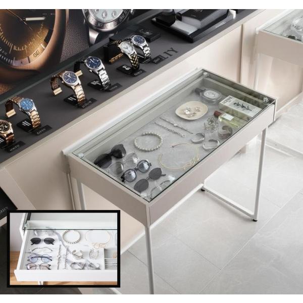 ガラス天板の下に引き出しを配置することで、お気に入りのコスメやアクセサリーがディスプレイできる、まるでショーケースのような美しいガラスデスク。いつも使うものを美しく飾りながら収納でき、デスク自体がお部屋のアクセントに。毎日の身支度やデスクワ...