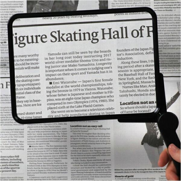 持ち手付き高画質ワイド拡大鏡。色黒。付属のスタンド台で両手も自由に。手持ち 置き型2WAY。手持ち 置き型。倍率1.8倍。付属品 レンズケース、ルーペスタンド。サイズレンズ(約)幅19.3×奥行1×高さ14cm、ハンドル(約)長さ15.6c...