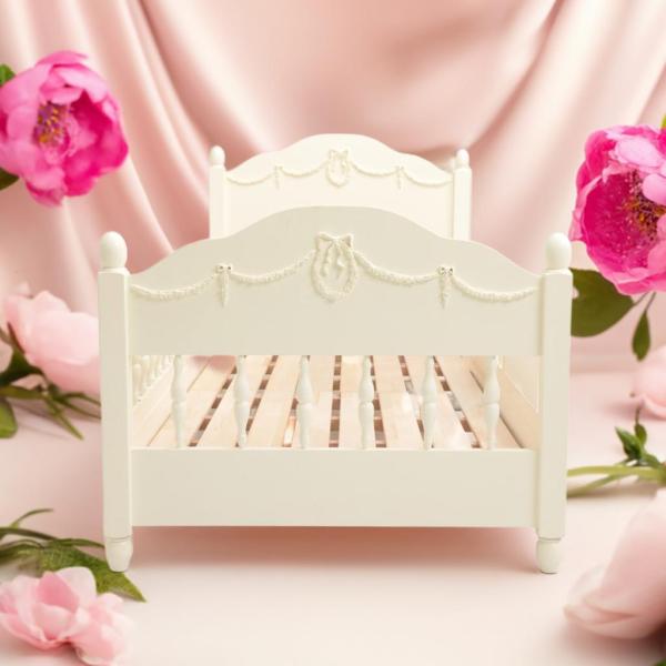 左右取り外し可能な柵付き。レリーフも可愛らしいプリンセスベッド。セミシングルショートサイズ。サイズ(約)幅88×奥行190×高さ91×床面高18cm(マットサイズ幅80×長さ180cm)。素材主材マホガニー、MDF。お客様組立式