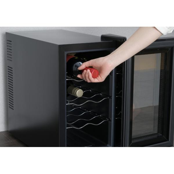 ●8-18℃で温度設定ができるので、ワインの種類に合わせて適温に調節できます。振動が少なく静音のペルチェ式なので、寝室に置いても音が気になりません。振動が少ないので、ワインの劣化を防ぐ事ができます。黒を基調としたシックなデザインで、リビング...