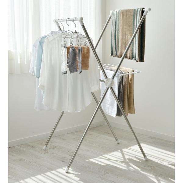 工具不要で、はめこむだけで簡単に組み立てができる物干し。ステンレス巻きスチールパイプを採用しているので丈夫でサビに強く安心してお使いいただけます。使用しないときは、折りたたんでコンパクトに収納できます。商品サイズ(約mm)W700×D780...