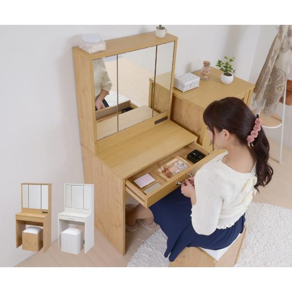 メイクアップには3面鏡が便利。3面鏡は扉になっており、扉の向こう側には収納空間が広がります。可動棚仕様なので、マニキュアなどの小物からロングボトルなど収納物に合わせて調節可能です。浅めの引出しや、収納可能な空間のあるスツール付と、コンパクト...