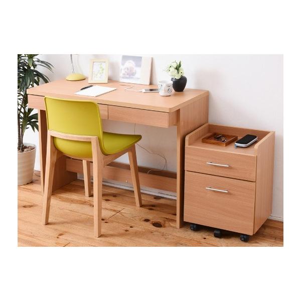 シンプルなデスクにチェストが付いたセットアイテム。デスクの足元には配線が収納できるスペースがあり、パソコンなどの充電コードが邪魔になりません。幅100cm、奥行45cmのコンパクトなデザインは、書斎でもリビングでも置き場所に困らずご使用いた...