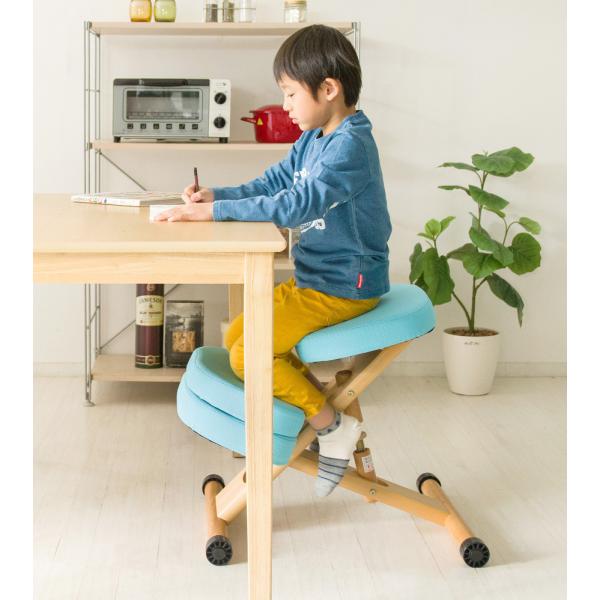 背筋をまっすぐにサポートする色合い豊かなプロポーションチェア。補助クッション付●カラー：5色展開●勉強中や食事中。。ついつい背中を丸めて座っていませんか？プロポーションチェアは、座面が傾いているので自然と背筋が伸び、理想的な姿勢を保てます。...