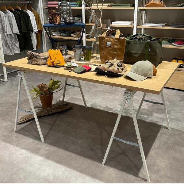 マルシェに便利。脚部はコンパクトに折りたたむことができるので、省スペースに収納できます。 展示会などにも最適です。素材天板木製 低圧メラミン化粧板 脚部補強バースチール製 粉体塗装。サイズ (1)幅120(2)幅150×奥行80×高さ74....