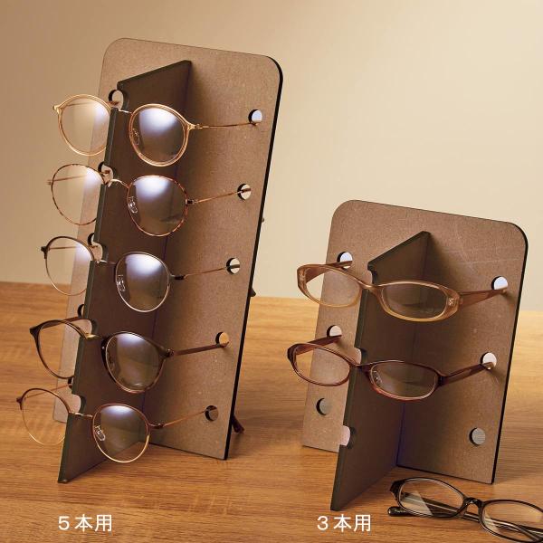 切込みに木板を差し込むだけの簡易組立式のメガネディスプレイ。素材繊維板(MDF) サイズ(3本用)幅17×奥行16.5×高さ19.5cm (5本用)幅17×奥行20×高さ31.5cm ピッチ6cm 形状によっては掛けられないメガネがあります。