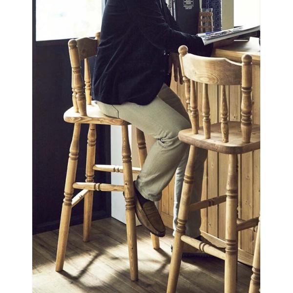 北海道 沖縄 離島へは配達不可です。パイン材無垢、オイル仕様。本格的なカントリースタイルで重厚感と存在感のあるデザイン。ナチュラル 北欧カントリー風。サイズ幅41×奥行41×高さ97×座高65cm。素材パイン材無垢、オイル塗装。使い込む程に...