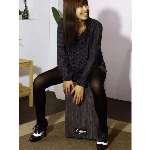 カホン（Cajon）はペルーで生まれたいつでもどこでも演奏できる打楽器です。箱型の楽器自体にまたがって打面やその縁を素手で叩く、というシンプルなものですが、音のバリエーションは小さなドラムセットのよう！近年ではストリートミュージシャン等にも...