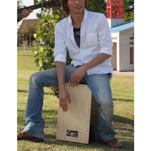 カホン（Cajon）はペルーで生まれたいつでもどこでも演奏できる打楽器です。箱型の楽器自体にまたがって打面やその縁を素手で叩く、というシンプルなものですが、音のバリエーションは小さなドラムセットのよう！近年ではストリートミュージシャン等にも...