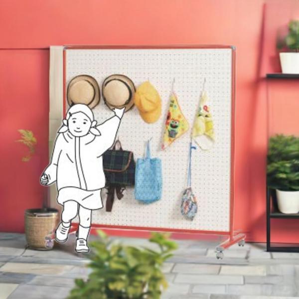 両面使える小物かけや展示に最適。キャスターはストッパー付、使用時は固定して使う事ができます。 キッズ。カラフル。有孔ボード。外形寸法W1236×D550×H1349mm、有効寸法 W1164×H1180mm、質量14kg。生産地日本。素材ボ...