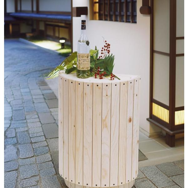 天然木ひのき材を使用した合板を用いた人気什器（芯材まで全て桧を使用）。ひときわ目を引く樽型のBOX。専用のスタンドも付属しており安定感ある陳列ができます。横使いで商品を入れるだけでなく、バーレルを立てることで半円部分を活かしたディスプレイ台...