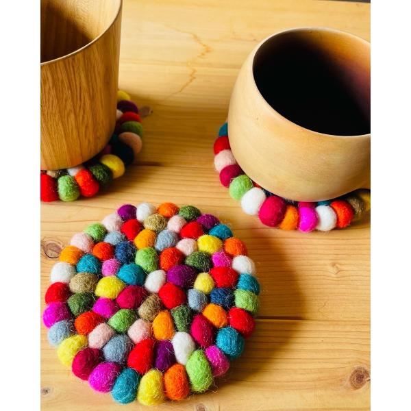 【フェルトコースター】ウール100％のフェルトボールを1つずつ縫い合わせて作っています。＞フェルトボールは、弾力と密度がありしっかりとした作りになっています。＞見ているだけで、手作りならではのほっこりとした温かみを感じることができます。☆コ...