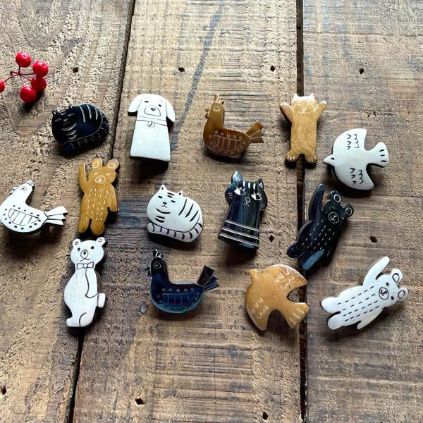 〜動物のブローチシリーズ〜●水牛の骨に丁寧にひとつずつ、手彫りされたブローチです。同じデザインでも顔の表情も少しずつ違っていてハンドメイドならではの温かみがあります。洋服やバッグにつけてると可愛いです。原産国：ネパール素材：水牛骨　バッファ...