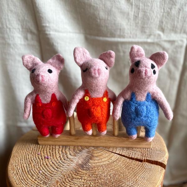 「3匹の子豚の物語」●お子さんと一緒に遊んだりお部屋のインテリアにおすすめです。子豚、オオカミのお尻のところがポケットになっているので、指に入れて遊んだりペンや細い枝に指すして飾ると可愛いインテリアになります。子豚3匹とオオカミ1匹のセット...