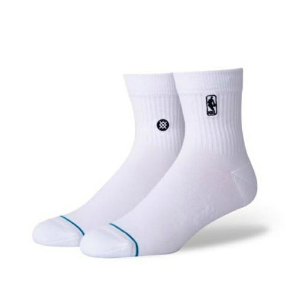 シンプルでクリーンなデザインが人気の定番モデル。ソリッドカラーのシンプルなデザインにNBAのオフィシャルロゴをあしらった人気モデル。贅沢な素材、ソフトな履き心地、優れた耐久性。幅広いシーンでお使いいただけます。シーンを選ばず使える足首までの...