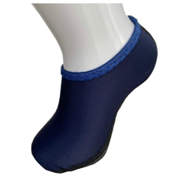 海で、プールサイドで、アウトドアで使えるやわらかタイプです。岩場などゴツゴツした地面では、ご使用をお避け下さい。■カラー：ネイビー■サイズ：SS(16-19cm)検索ワード：おもちゃ ウォーターシューズ 靴下 水遊び