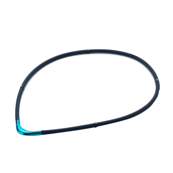 スタイリッシュなV型トップのシリコーン製磁気チタンネックレス。■カラー：NV/BL ( ネイビー/ブルー )■サイズ：55cm ( 幅/10cm、奥行/1.6cm、/高さ14cm、長さ/55cm )■重量：12.3g■素材：本体 / シリコ...